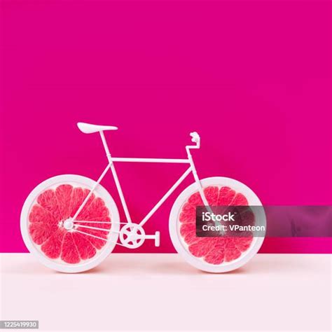 여름 컨셉 핑크 배경의 자몽과 자전거 콜라주 여름 활동 3d 렌더링 자전거 타기에 대한 스톡 사진 및 기타 이미지 자전거 타기 웹 배너 과일 Istock
