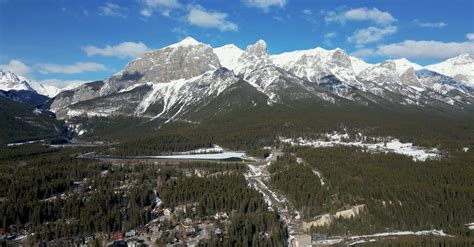 감기 겨울 경치 경치가 좋은 고요한 골짜기 관광 광야 높이 눈 눈 덮인 산 로키산맥 맑은 하늘 물 밴프 국립 공원 벽옥 봉우리 북미 블랑