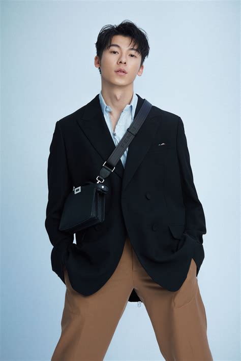 劉以豪背「lv點點包」要飛巴黎！林柏宏「外套脫一半」秀肌肉 Et Fashion Ettoday新聞雲