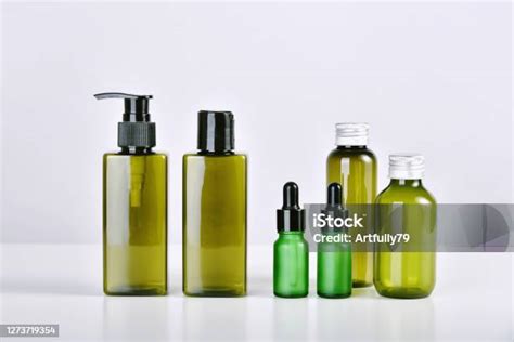 흰색 배경에 녹색 화장품 병 용기의 그룹 스킨 케어 브랜딩 모형을위한 빈 라벨 건강관리와 의술에 대한 스톡 사진 및 기타 이미지