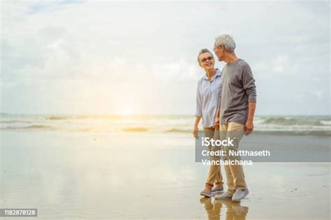 일출에 손을 잡고 해변에 걷는 선임 부부는 은퇴 개념에서 생명 보험을 계획합니다 노인에 대한 스톡 사진 및 기타 이미지 노인 경보 2명 Istock