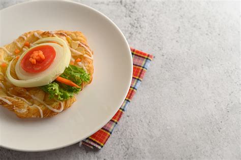 얇게 썬 양파와 당근을 아름답게 장식한 흰 접시 장식에 놓인 아몬드 트위스트 빵의 식욕을 돋우는 카피 스페이스 0명에 대한 스톡 사진 및 기타 이미지 Istock