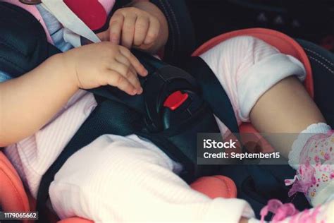 차에 아이 좌석에 쌍둥이 소년과 소녀 아기를위한 안전 교통 1 명까지 어린이 아기에 대한 스톡 사진 및 기타 이미지 아기 여자 아기 좌석 Istock