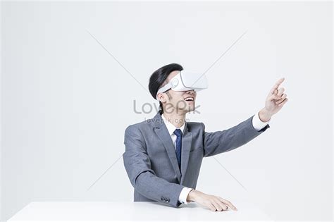 Vr 을 착용하는 비즈니스 남성 사진 무료 다운로드 Lovepik