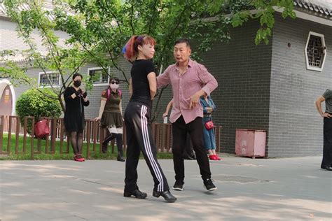 吉特巴别知己歌好听大众老师和梅子老师舞步优美好看 凤凰网视频 凤凰网