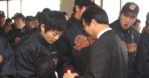 [포토엔]이상구 단장 신인선수 입단 기념반지 전달