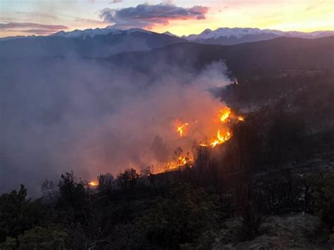 70 горски служители огнеборци и планински спасители изгасиха пожара