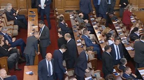 След дълги дебати депутатите приеха 4 разпоредби от промените в Закона