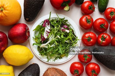 신선한 채소와 과일을 식탁에 올려놓고 있습니다 양상추 토마토 아보카도 레몬 코코넛 자몽 채식주의 자 건강 한 음식 탑 송아지 0명에 대한 스톡 사진 및 기타 이미지 Istock