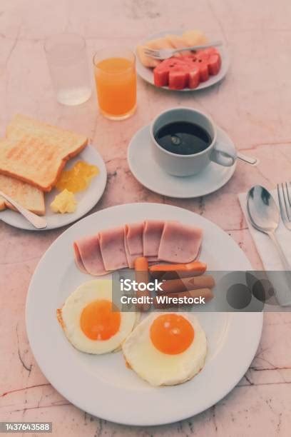 계란 후라이 소시지 토스트 과일 음료가 있는 아침 식사 테이블의 세로 샷 건강한 생활방식에 대한 스톡 사진 및 기타 이미지
