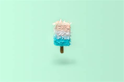 압스트캣 파스텔 블루 배경에 종이 창조적 인 아이스캔디 장식 최소한의 스타일로 아이스크림 크리에이티브 제마스 컨셉 0명에 대한 스톡 사진 및 기타 이미지 Istock