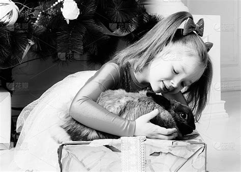 一个女孩抱着一只兔子的肖像