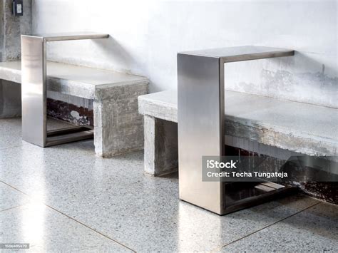 흰색 테라조 상판과 강철 사이드 테이블이 있는 빈 긴 콘크리트 벤치 좌석 흰색 그런지 시멘트 배경에 아름다운 테라조 타일 바닥에 현대적인 디자인 장식 인테리어 디자인 로프트