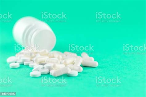 약과 복사 공간와 아쿠아 마린 배경에 캡슐 밖으로 유출 흰색 알 약 병을 닫습니다 전경 부드러운 Bokeh에 초점 약국 약국 개념 0명에 대한 스톡 사진 및 기타 이미지