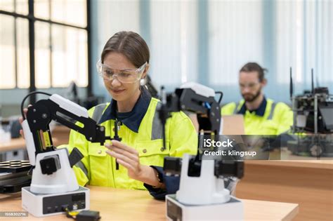 여성 엔지니어 교육 프로그래밍 및 설계 Ai 로봇 팔은 제조 또는 산업에서 사용하기 위해 아카데미 로봇 자동화 실험실에서 시뮬레이션합니다 Educational