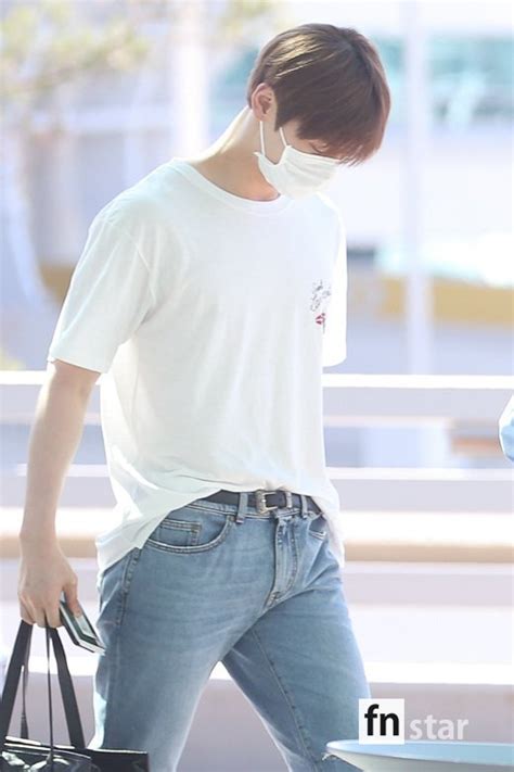 포토 워너원 황민현 더위에 지친 황태자 헉스