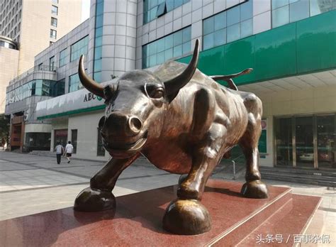 寶雞經二路東段農業銀行門前標誌性雕塑牛 每日頭條