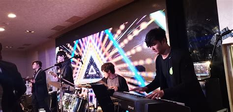 潘偉凡 搞得像彈金屬的鍵盤手 偷偷的幫我們家 李芷婷 的梨子衣服打宣傳 何時可以穿吊嘎表演阿 Fir