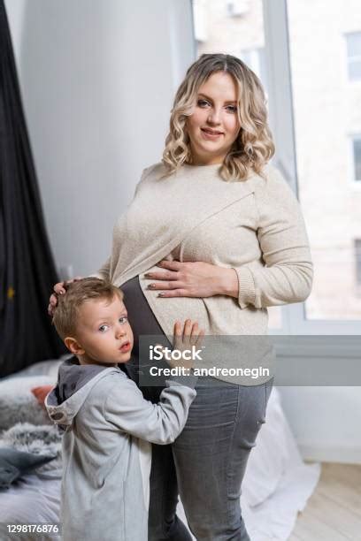 귀여운 아이 포옹 배 임신 어머니 새로운 생활 과 임신 개념 작은 소년 포옹 큰 배엄마 기다리는 형제 2명에 대한 스톡 사진 및 기타 이미지 Istock