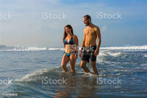 젊은 행복 하 고 아름 다운 커플 즐거운 여름 휴가 여행 또는 신혼 여행 함께 열 대 낙원 해변에서 즐겁고 편안 하 고 쾌활 한