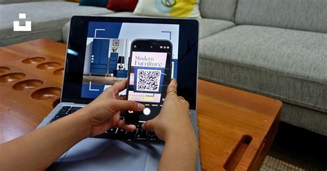 화면에 Qr 코드가 있는 노트북 컴퓨터를 사용하는 사람 사진 Unsplash의 무료 휴대폰 이미지