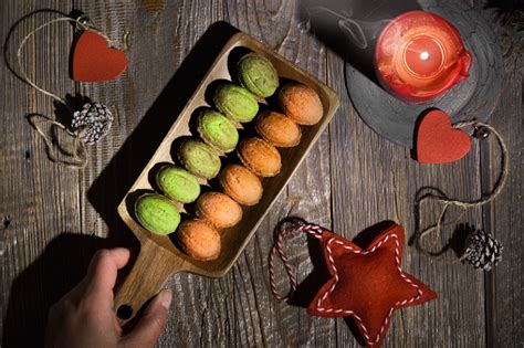 덜스 드 레체 또는 가당 응축 우유와 호두 모양의 쿠키 자연 장식어두운 나무 테이블에 맛있는 창조적 인 디저트 전나무 나뭇 가지 서리가 내린 콘 소프트 스타 하트 겨울에