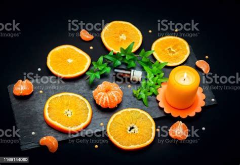 시트러스 아로마 오일 컨셉 에센스 귤 오렌지 슬라이스가 있는 유리 병 감귤에 대한 스톡 사진 및 기타 이미지 감귤 감귤류 과일 개념 Istock