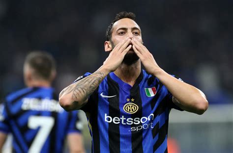Photo Ex Ac Milan Star Celebrates Inter Milan 3 2 Serie A Triumph Vs