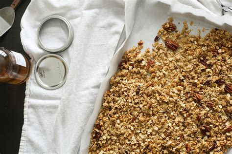 꿀병이 담긴 베이킹 트레이에 홈메이드 그래놀라 · 무료 스톡 사진