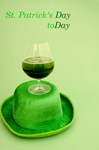 해피 세인트 패트릭의 날 개념 녹색 맥주 한 잔 녹색 배경에 파티 안경과 모자 인사말 카드 공간을 복사합니다 맨 위 보기입니다 St Patricks Day에 대한 스톡