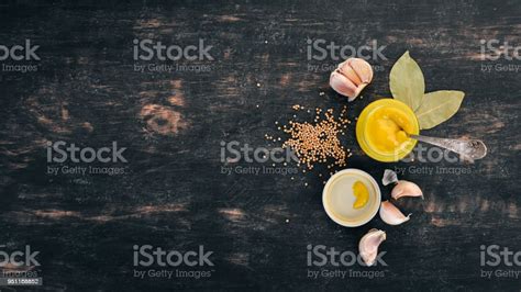 겨자 소스입니다 향신료 나무 검은색에 최고의 볼 수 있습니다 텍스트에 대 한 공간을 복사 합니다 겨자에 대한 스톡 사진 및 기타 이미지 Istock