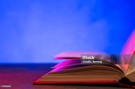 테이블에 책을 엽니다 교육 및 독서 개념 레트로 네온 라이트 0명에 대한 스톡 사진 및 기타 이미지 0명 1980 1989 년 1990 1999 년 Istock