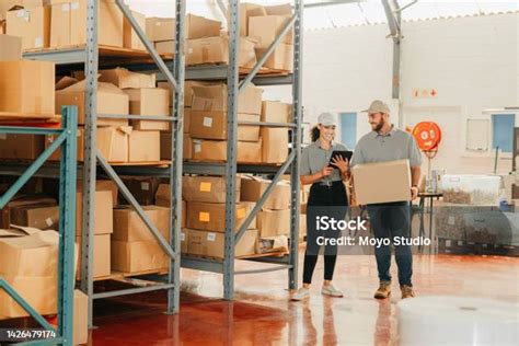 창고 관리자 디지털 태블릿 물류 및 운송 상자 배달 노동자 도매 공장 유통 창고 및 산업 온라인 재고 택배 패키지 및 수출 생산을 계획하는 직원 인터넷에 대한 스톡 사진 및