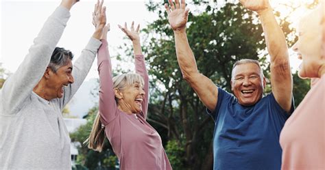 피트니스 시니어 그리고 미소와 함께 지원 축하 또는 야외 활동을 위해 하이파이브를 할 수 있어 기쁩니다 자연 은퇴 연대를 위한