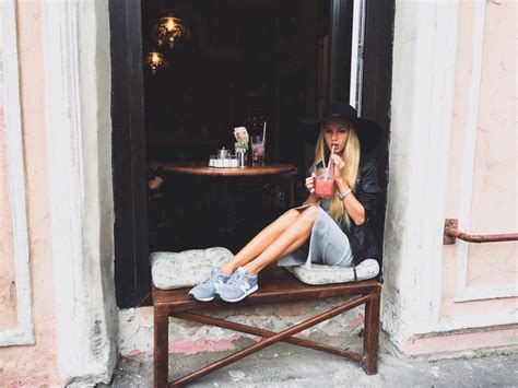 Alena Ushkova Scrolller