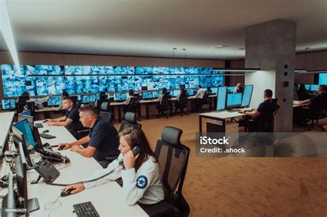 Cctv 모니터링실에서 여러 대의 모니터를 보고 있는 보안 데이터 센터 운영자 그룹 의심스러운 활동에 대해 여러 화면을 모니터링하는 경찰관 관제실에 대한 스톡 사진 및 기타