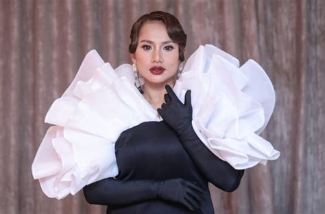 Video Kak Lina Pom Pom Hanya Watak Atas Pentas Elly Mazlein