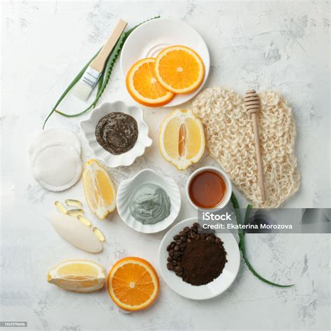 홈메이드 스킨 케어 및 바디 스크럽과 천연 성분으로 만든 마스크 알로에 베라 레몬 커피 오렌지 클레이 허니 플랫 레이와 흰색 나무 배경에 설정 감귤류 과일에 대한 스톡 사진