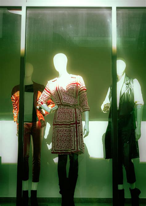 가게 앞 거리 패션 광고하는 국제 브랜드 도시 도시 생활 도시의 도시의 불빛 디스플레이 라이프스타일 로고 마네킹 마케팅 밤 부티크 불이 켜진