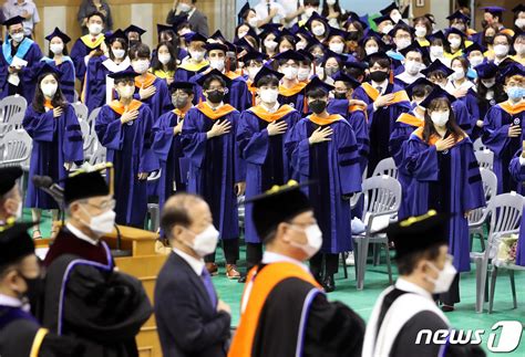 선배님이 여긴 왜연차 내고 졸업식 참석한 올드보이들 학사모 좀 네이트 뉴스