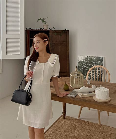 리리앤코 카라 디자인과 배색 스티치 포인트로 러블리한 무드가 연출되는 원피스에요🤍 다양한 자리에서