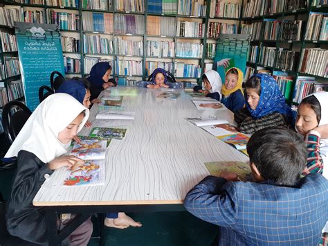 کتابدونی وارد اتوبوس که شدم روی یکی از صندلی‌های کنار پنجره نشستم و