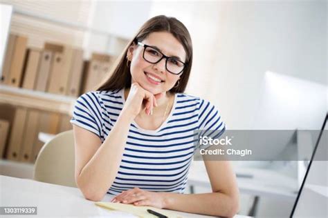 사무실에서 직장에서 카메라를 보고 있는 비즈니스 우먼의 초상화 경영자에 대한 스톡 사진 및 기타 이미지 경영자 금융 기업 비즈니스 Istock