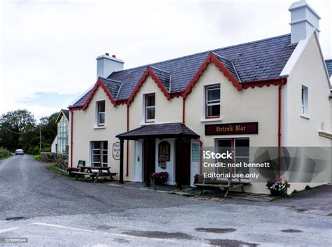 헬렌스 바 앤 베드 앤 브렉퍼스트는 아일랜드 케리 카운티에 있는 킬마밀로그 부두 투오스트 아일랜드 카운티 케리에서 0명에 대한 스톡 사진 및 기타 이미지 Istock