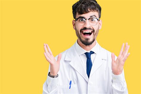 젊은 전문 과학자 남자에 흰색 코트를 입고 절연 배경 미친을 축 하 하 고 팔 제기 성공을 위한 놀라게 했 고 눈 흥분 비명