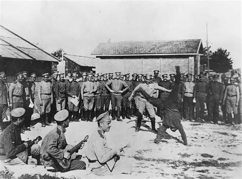 Как руските войници се забавляват под носа на немците през Първата световна война Russia