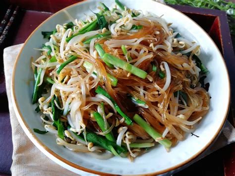 素炒豆芽韭菜粉条 豆芽韭菜粉条素小炒 韭菜豆芽炒粉条 大山谷图库