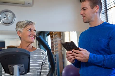 자전거 운동에 운동 하는 동안 고위 여자와 상호 작용 하는 물리 요법가 2명에 대한 스톡 사진 및 기타 이미지 2명 30 34세 30 39세 Istock