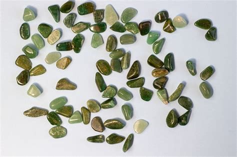 자연 미네랄 암석 표본의 매크로 촬영 푸른 배경에 떨어지는 녹색 아벤츄린 보석 0명에 대한 스톡 사진 및 기타 이미지 0명 결정체 광물질 Istock