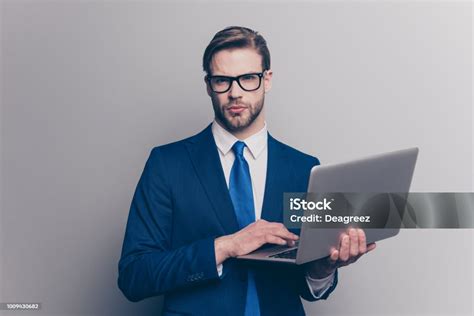 공식적인 착용 턱시도 넥타이 턱시도 소유자 회사 프레 젠 테이 션 프로 모션 프로 모션 사람들이 사람 개념 경력 노트북 절연 회색 배경 복사공간을 사용 하 여 심각한 잘생긴